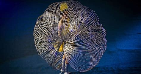 훌라후프 105개 한꺼번에 돌리는 소녀