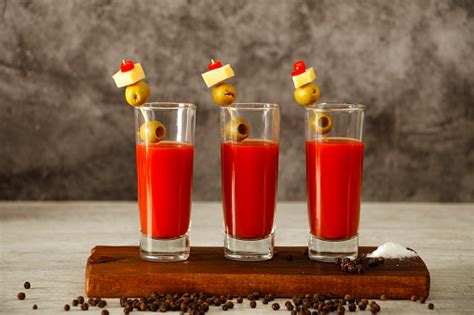 다양한 반찬을 곁들인 블러디 메리 칵테일 바 회색 배경에 보드카 올리브 레몬과 후추와 블러디 메리 토마토 주스 0명에 대한 스톡 사진 및 기타 이미지 Istock