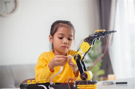 Stem 교육 개념입니다 아시아 학생들은 Stem에서 로봇 팔을 코딩하고 수학 공학 과학 기술 로봇 공학의 컴퓨터 코드를 아이들의 개념으로 코딩하여 집에서 학습합니다 6 7