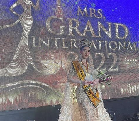ฮันนี่ ณภัค คว้ามงกุฎ Mrs Grand International 2022
