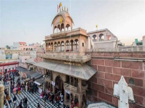 Four Women Devotees Fainted Due To Heavy Crowd In Banke Bihari Temple