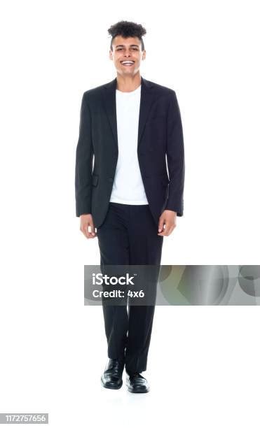 양복을 입고 흰색 배경 앞에서 걷는 2029 세 성인 잘 생긴 사람 키가 큰 사람 곱슬 머리 아프리카 민족 아프리카 계 미국인 인종 남성 젊은 남자 사업가 비즈니스 맨의