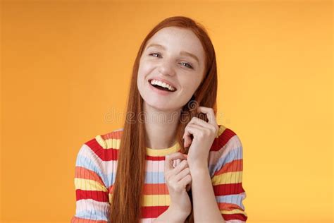 Jovencita Boba Coqueta Y Animada Pelirroja Que Se Ríe Jugando Al