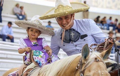 해연갤 ㅍ 멕시코의 전통 승마를 하는 여성 기수들