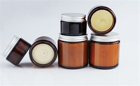 흰색 배경에 고립 된 유리 항아리에 다른 향기 촛불 세트 향이 나는 수제 촛불 콩 왁스 및 파라핀 양초 기념관에 대한 스톡 사진