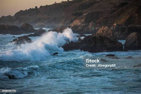 바위에 충돌 큰 파도 아름다운 푸른 물 고속도로 1 큰 수르 캘리포니아 해안 해변 배경 바다에 대한 스톡 사진 및 기타 이미지 Istock