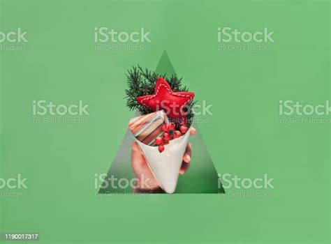 천연 장식 줄무늬 공예 용지에 선물 상자와 삼각형 종이 구멍합판에 부드러운 펠트 수제 스타와 손 해피 제로 폐기물 겨울 휴일