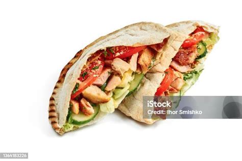 닭고기와 치즈 신선한 채소 붉은 소스를 화이트 플레이트에 곁들인 피타 메뉴용 사진입니다 격리 0명에 대한 스톡 사진 및 기타 이미지 Istock