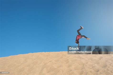 맑고 푸른 하늘을 배경으로 모래 위에서 거꾸로 점프하는 남자의 전체 길이 20 24세에 대한 스톡 사진 및 기타 이미지 20 24세 거꾸로 곡예 활동 Istock