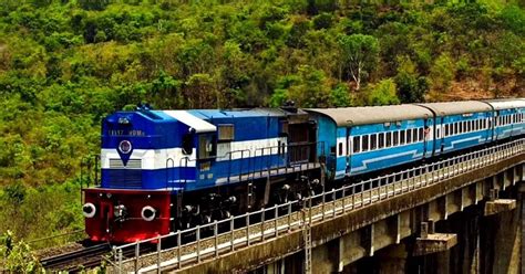 Indian Railways Rules ट्रेनने प्रवास करताना या चुका कधीच करू नका
