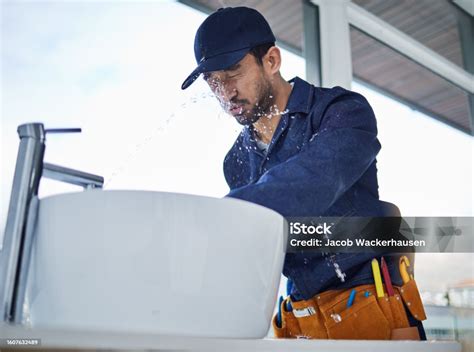 배관 공사 실패 및 아시아인 남성은 욕실에서 물이 튀거나 위기 또는 세면대 누수 또는 집에서 사고를 당합니다 수도꼭지 비상 사태 및 남성 배관공 주택 수리에서 실수 문제 및