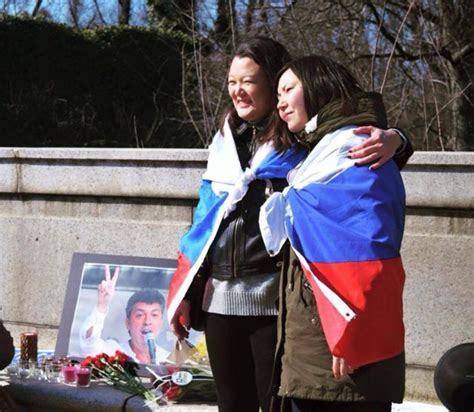 ဟီရိုရှီးမားမှာ ချထားတဲ့ ယူကရိန်းအလံရောင် ဖဲကြိုးနဲ့ချည်တဲ့ ပန်းစည်း