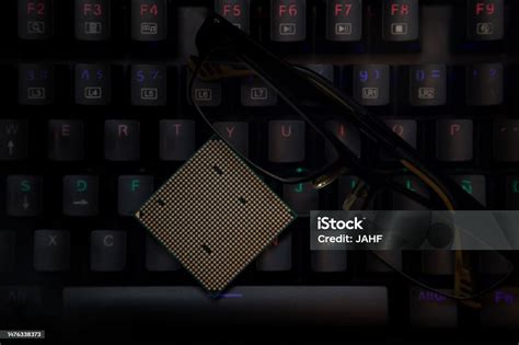 업무용 책상 커피 컵 접시에 마이크로프로세서가 있습니다 프로그래밍 텍스트 Cmd 키보드 및 수면 안경 프로그래밍 개념 및 컴퓨터 과학이 있는 컴퓨터 화면 0명에 대한 스톡