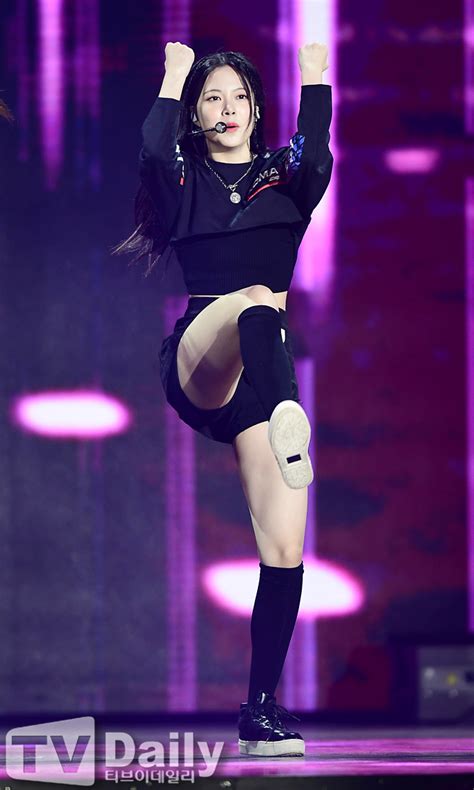 [td포토] 르세라핌 홍은채 높이 발차기~