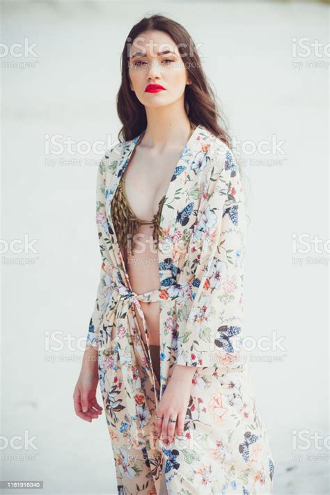 모래 사막 모래 언덕을 걷는 비치웨어를 입은 젊은 아름다운 여성 가냘픈에 대한 스톡 사진 및 기타 이미지 가냘픈 건강한 생활방식 고여 있는 물 Istock