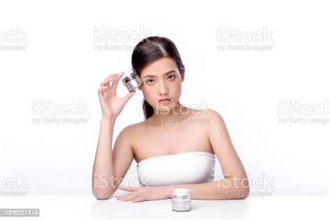 아름다운 매력적인 젊은 아시아 여성의 초상화는 화장품과 얼굴을 포즈와 흰색 테이블 흰색 배경에 스킨 케어와 여성의 얼굴의 아름다움 건강 관리 및 스킨 케어 개념 20 24
