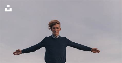 두 팔을 벌리고 점프하는 남자 사진 Unsplash의 무료 사람 이미지