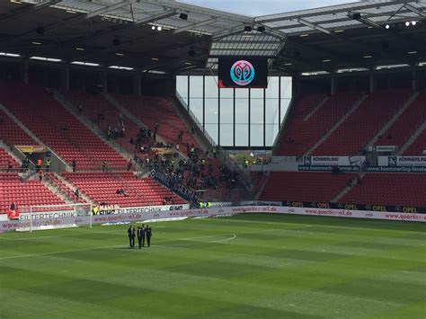 Die Ersten Hsv Fans Sind Im Stadion Angekommen