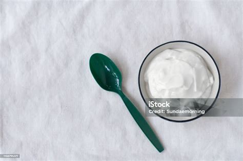 천연 홈 메이드 무지 유기농 요구르트 컵에 나무 질감 배경 복사 공간 건강한 생활방식에 대한 스톡 사진 및 기타 이미지 건강한 생활방식 건강한 식생활 곡초류 Istock