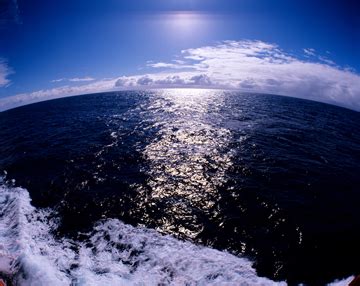 海の写真のボルボックス写真カタログ 波水平線氷山 丸い水平線 2 丸い水平線と光る海面