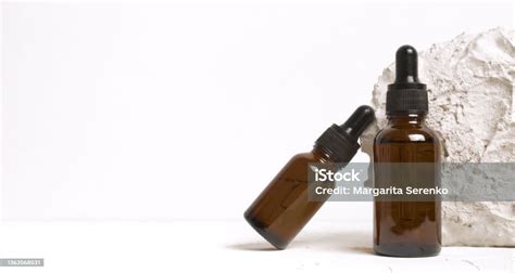 흰색 배경에 벽돌 돌 근처 파이펫과 혈청 유리 병 천연 유기농 스파 화장품 컨셉 전면 보기입니다 텍스트 배치 0명에 대한 스톡 사진 및 기타 이미지 Istock