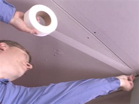 Как заклеить потолок при покраске 95 фото