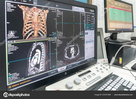 Médecin Analyse Les Résultats L irm Scanner Sur L ordinateur Pendant