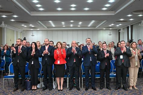 Европски плати и животен стандард поддршка за младите силна домашна економија дел од изборната