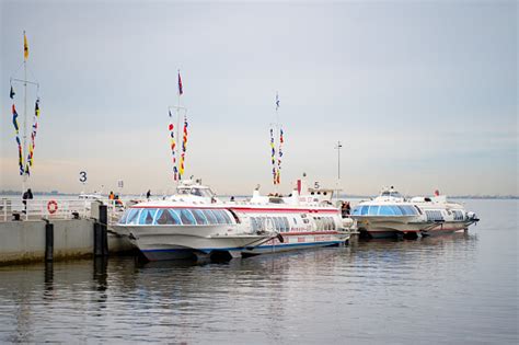 요트와 관광 보트는 임대 바다 항구에서 인기있는 해변 리조트 0명에 대한 스톡 사진 및 기타 이미지 0명 경관 계류 Istock