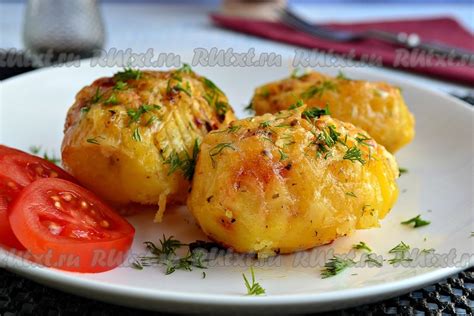 Картофель запеченный в фольге с сыром 7 фото в рецепте