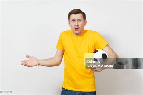 유럽 슬픈 화가 우는 충격된 젊은 남자 흰색 배경에 고립 된 필드에서 축구 팬 이나 손에 노란색 노란색 유니폼 보류 축구 카드에 선수 은퇴 스포츠 놀이 라이프 스타일