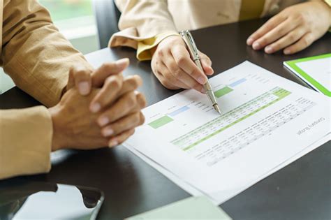 태양 전지판 녹색 에너지 녹색 환경 친화적인 사무실 비즈니스 회의에서 일하는 사업가 친환경 전문 교육 기업 사람들에게 지속 가능한 전기 프로젝트 사업을 위한 창의적인