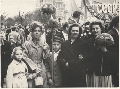 Фото Школьники вместе с мамами на демонстрации в честь праздника 1 Мая 1 мая 1960 г Москва