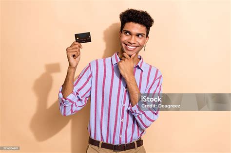 좋은 녀석 터치 턱 포인트 빈 공간 신용 카드 옷을 입고 세련 된 스트라이프 Formalwear 의류 베이지 색 배경에 고립 된 사진 갈색 머리에 대한 스톡 사진 및 기타