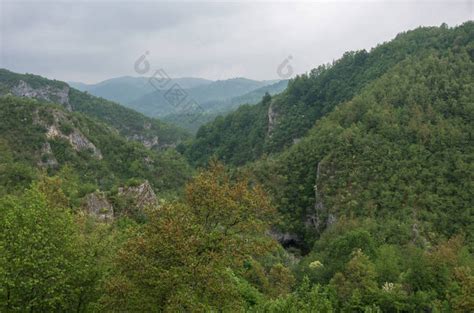 瀑布附近的峡谷景观在塞尔维亚兹拉蒂博尔地图片 包图网企业站