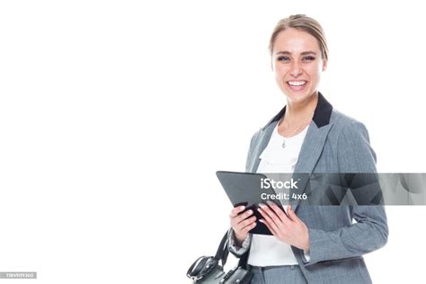 2029세의 카메라 정면 웨스트 업 2029세 성인 아름다운 코카서스 여성 젊은 여성 사업가 사업가 앞에 서 있는 양복을 입고 지갑을 들고 있는 것을 보고 20 29세에