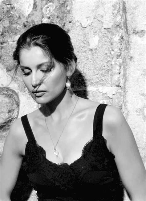 laetitia casta 5 78 5 7 36 23 35 32d bra lunch box