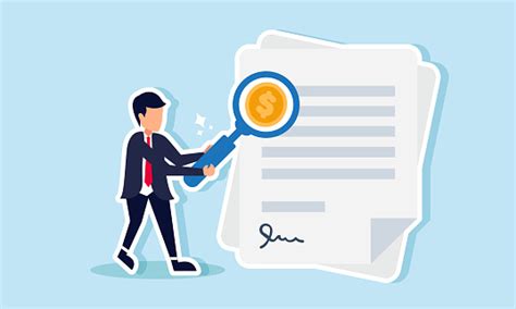 한 사업가가 달러 동전으로 표시된 돋보기로 계약서를 살펴보면서 사업 계약서의 수익 부분에 대한 연구를 설명합니다 검사 보기에