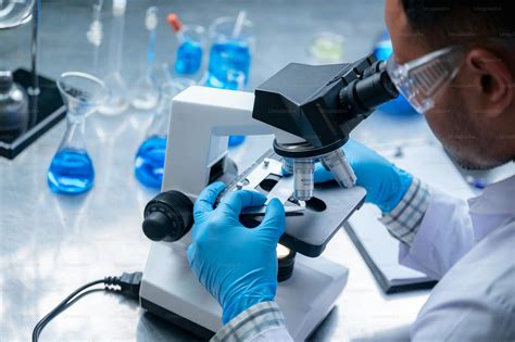 과학 및 의학 과학자 분석 및 유리 제품에 샘플을 떨어 뜨리고 유리 제품 Dna 구조 혁신 및 기술에 대한 실험실에서 화학 액체를 포함하는 실험 사진