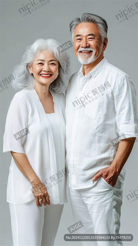 Ai创作图灰色的头发拥抱 高级情侣睡衣 灰色的头发爱情 白色高级 白头相守 退休的夫妇 银发享得天伦乐 幸福晚年 年期情侣 成熟的夫妻 退休的丈夫 夫妻偕寿 妻退休生活 白布赖夫妇 灰白的头发