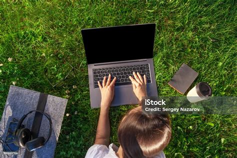 최고의 볼 수 있습니다 여자 빈 검은색 빈 화면으로 노트북 Pc 컴퓨터에서 작업 공간에 녹색 잔디 햇빛 잔디 야외 공원에서 복사 고름에 대한 스톡 사진 및 기타 이미지