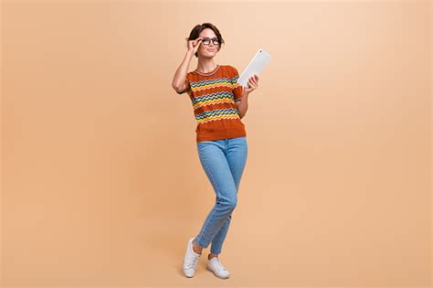 예쁜 지적인 사람 팔 터치 안경 사용 태블릿의 전체 길이 사진 베이지 색 배경에 고립 25 29세에 대한 스톡 사진 및 기타