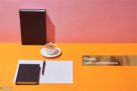 노트북 커피 컵 접시 종이 시트와 노란 책상에 분홍색 배경 펜 0명에 대한 스톡 사진 및 기타 이미지 0명 노랑 마실 것
