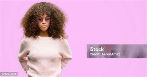 스마트 얼굴 심각한 생각에 자신감 표현 분홍색 스웨터를 입고 아프리카계 미국인 여자 감정에 대한 스톡 사진 및 기타 이미지 감정 곱슬 머리 눈 신체 부분 Istock