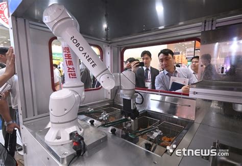 치킨 만드는 로봇 전자신문