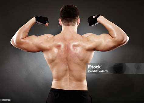 운동가형 남자 Bodybuilding 동작을 하기 위한 등근육 근육 건강한 생활방식에 대한 스톡 사진 및 기타 이미지 건강한