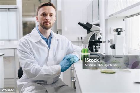 수염 환경 샘플 및 현미경 책상에 앉아서 카메라를 보고 심각한 자신감 전문 실험실 전문가 실험실에 대한 스톡 사진 및 기타 이미지 실험실 과학자 인물 사진 Istock