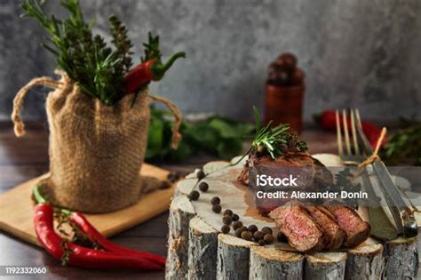 포크와 칼이 달린 나무 판에 있는 팬에 갈비 눈 쇠고기 스테이크의 육즙이 많은 중간 조각 고기에 대한 스톡 사진 및 기타 이미지