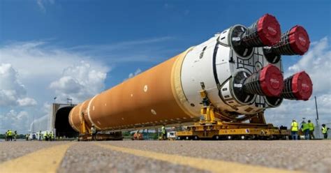 Nasa 유인 달 탐사 시동로켓 추진체 바지선에 실었다 우주로 간다