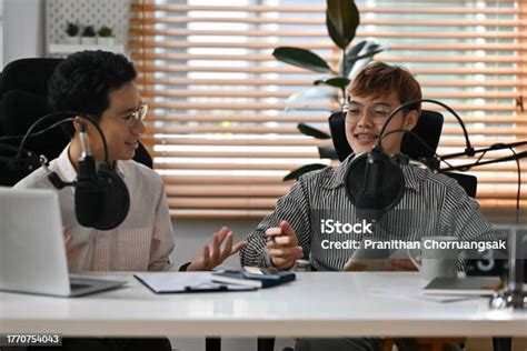 라디오 진행자 방송 스튜디오에서 동료와 함께 팟캐스트 녹음 및 오디오 팟캐스트 제작 2명에 대한 스톡 사진 및 기타 이미지